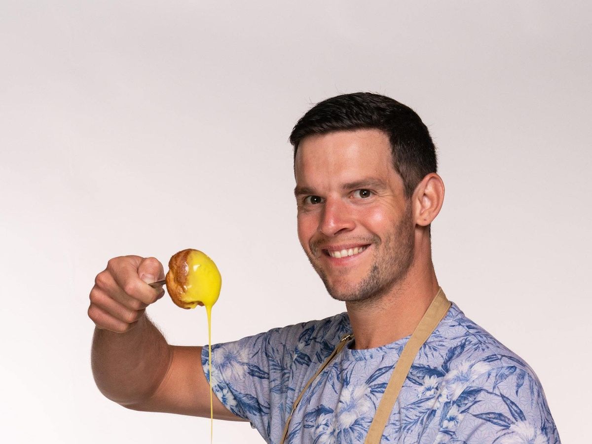 Bake Off finalist Dave Friday proposes to girlfriend on Extra Slice ...