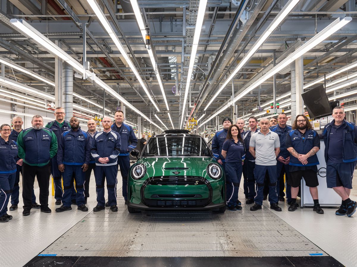 Mini produces one-millionth current-generation 3-door Hatch at Oxford ...