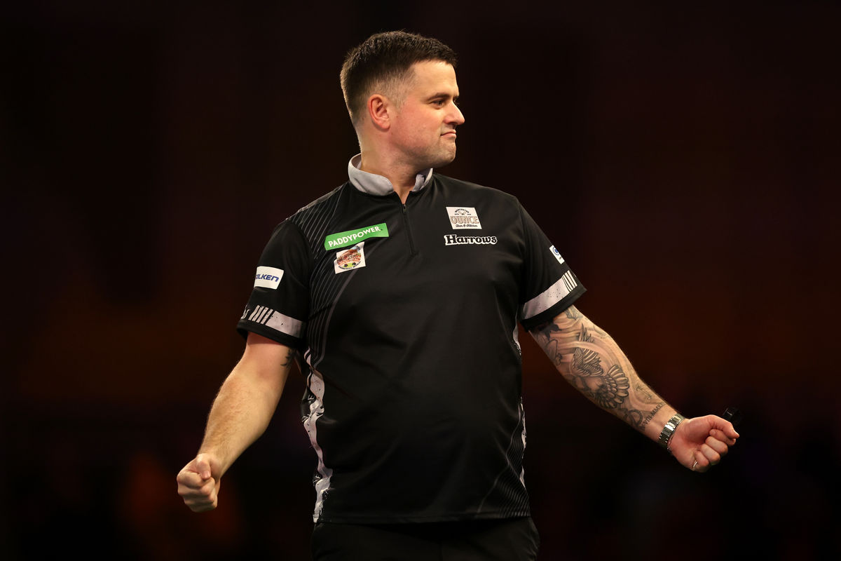 Midlands thrower through to World Darts Championship last-16 | Express ...