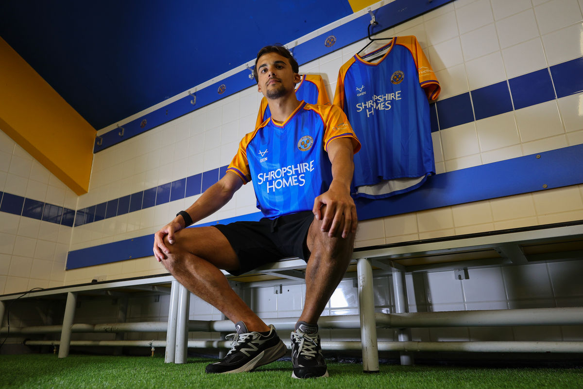 Shrewsbury Town capture versatile former Manchester United youngster ...