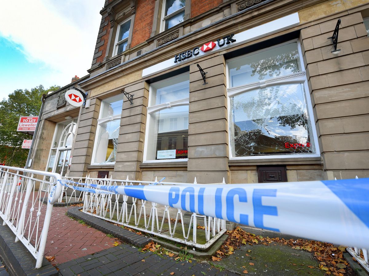 Walsall HSBC taped off by police after windows smashed | Express & Star