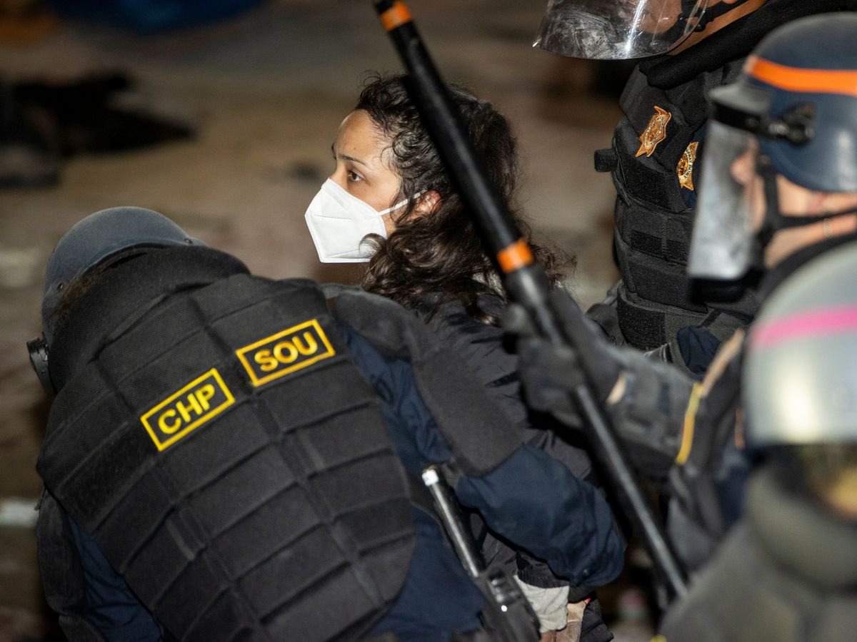 Police and pro-Palestinian demonstrators clash at UCLA encampment ...