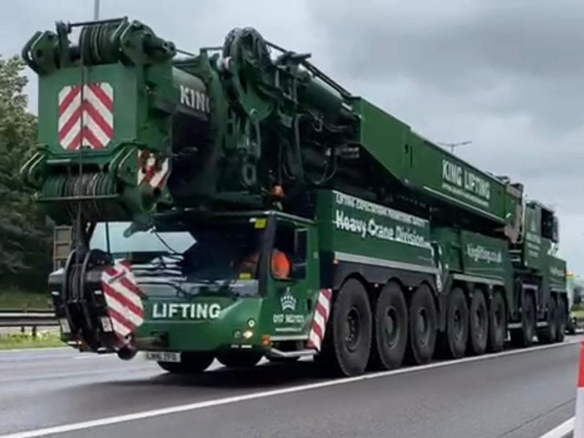 M6 bridge closure: Video shows 750-tonne crane arriving ahead of ...