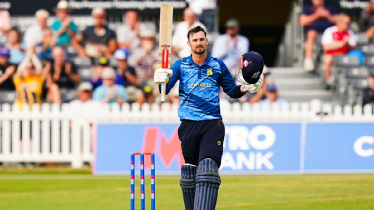 Warwickshire boost as vice-captain pens new long-term deal | Shropshire ...