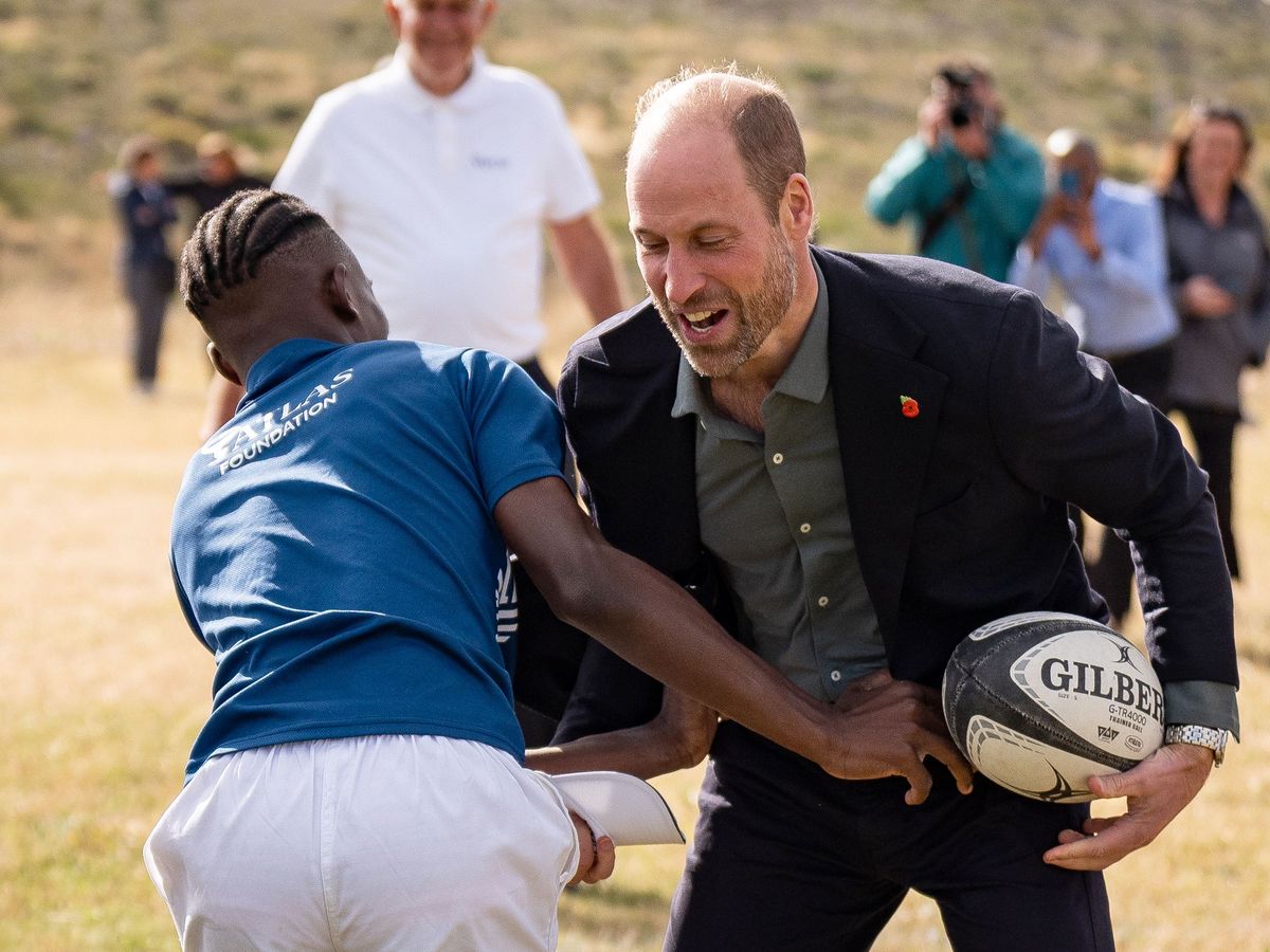 Teenagers shout ‘tackle the prince’ as William joins them for touch ...