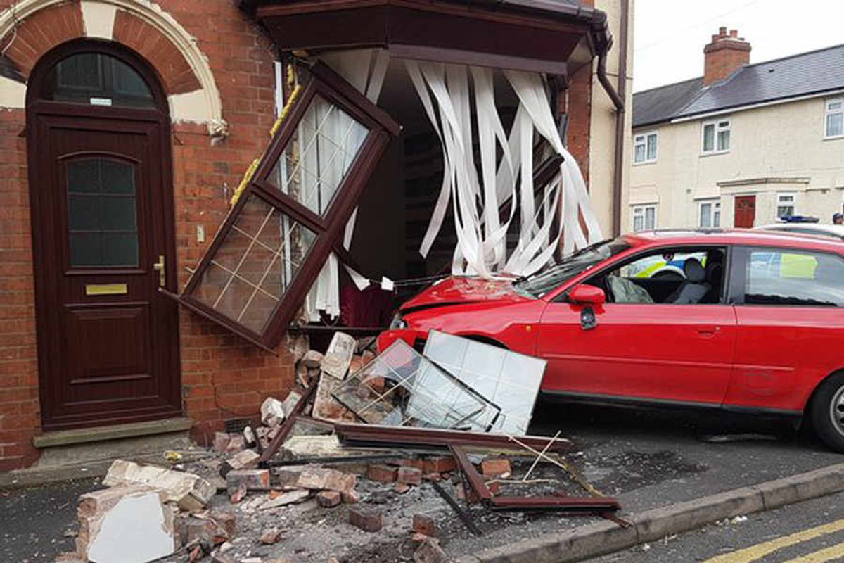 IN VIDEO and PICTURES: Search for driver as car smashes into Tividale ...