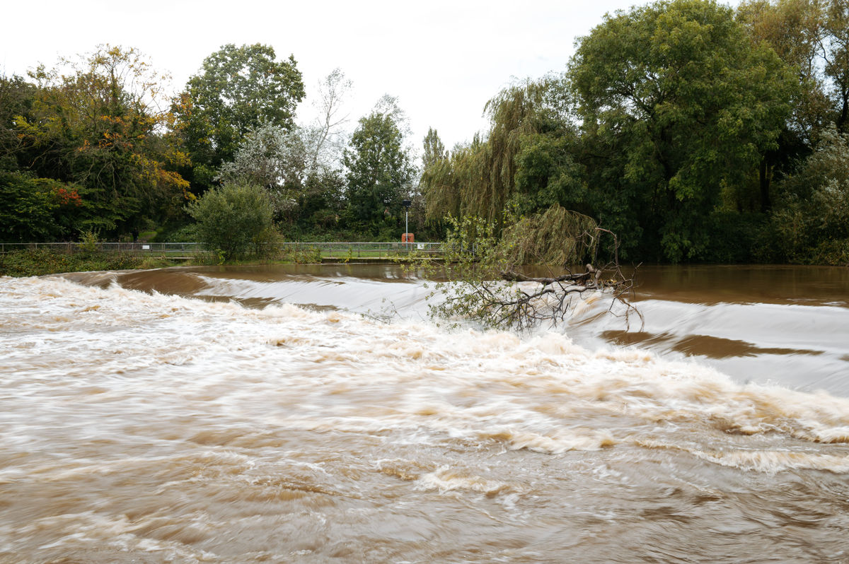 Watch: Water surges over Shrewsbury Weir as River Severn level rises ...