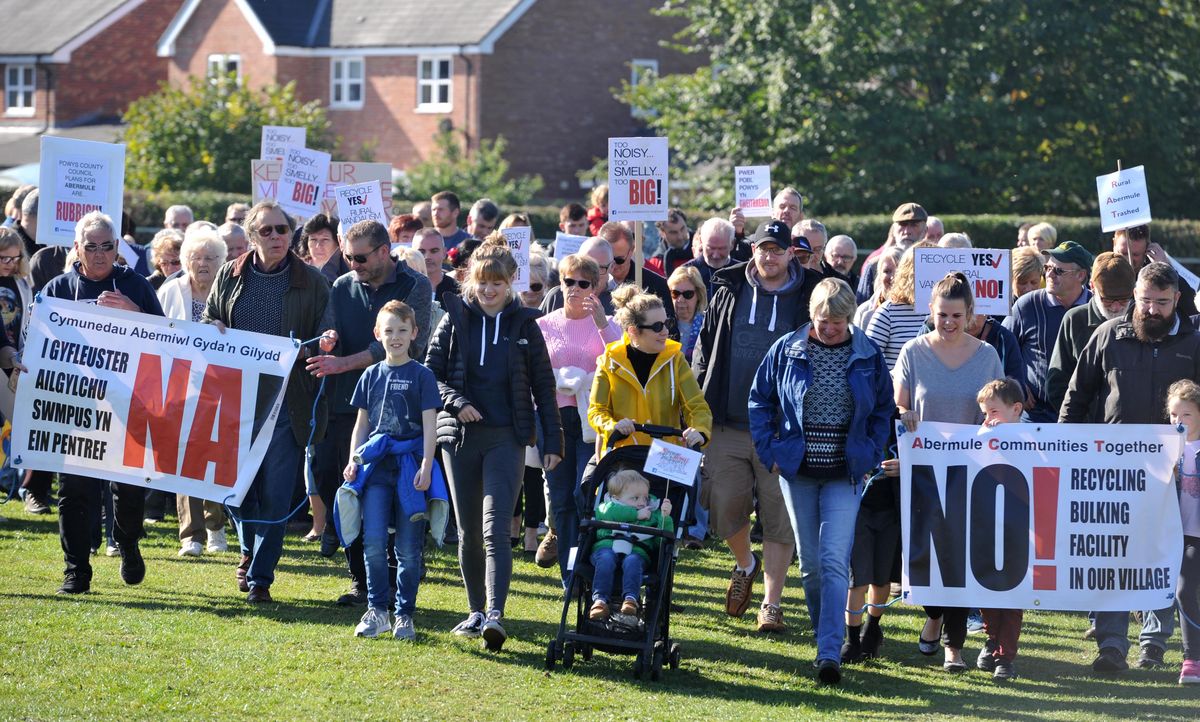 Hundreds join protest over recycling centre - with pictures and video ...