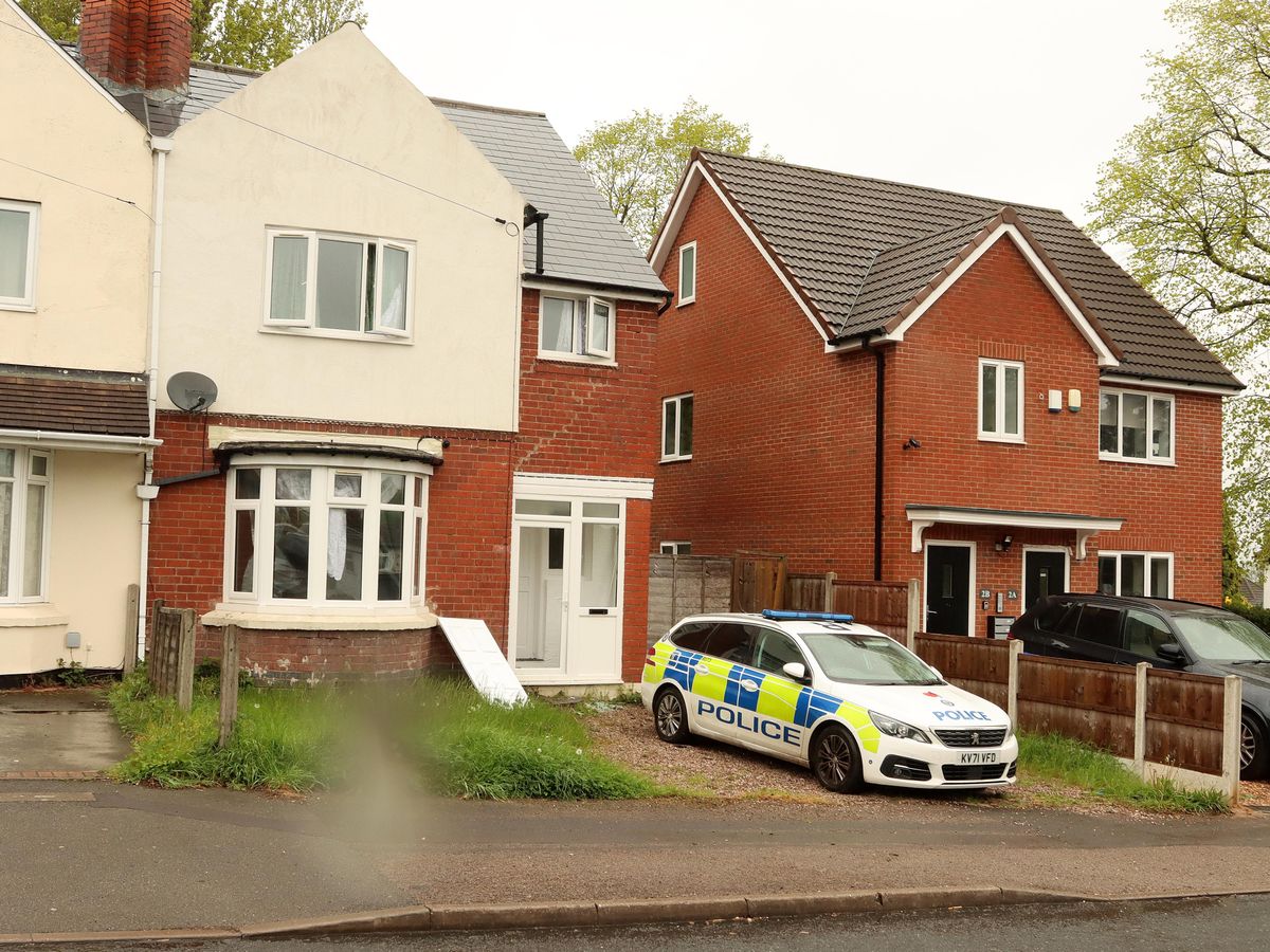 Police arrest man in dawn raid on Smethwick house | Express & Star