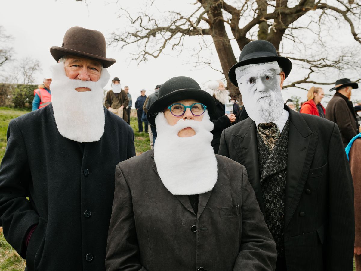 101 Charles Darwin lookalikes gather at threatened 550-year-old oak ...