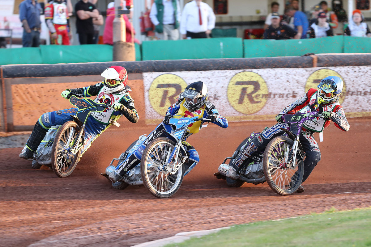 Tom Bacon holds off Danny Ayres challenge | Express & Star