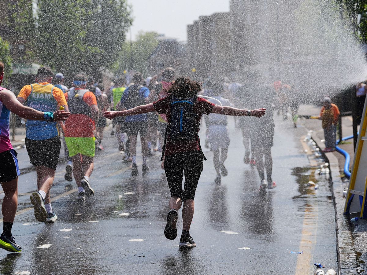 Thousands cross finish line of London Marathon as temperatures hit 22 ...