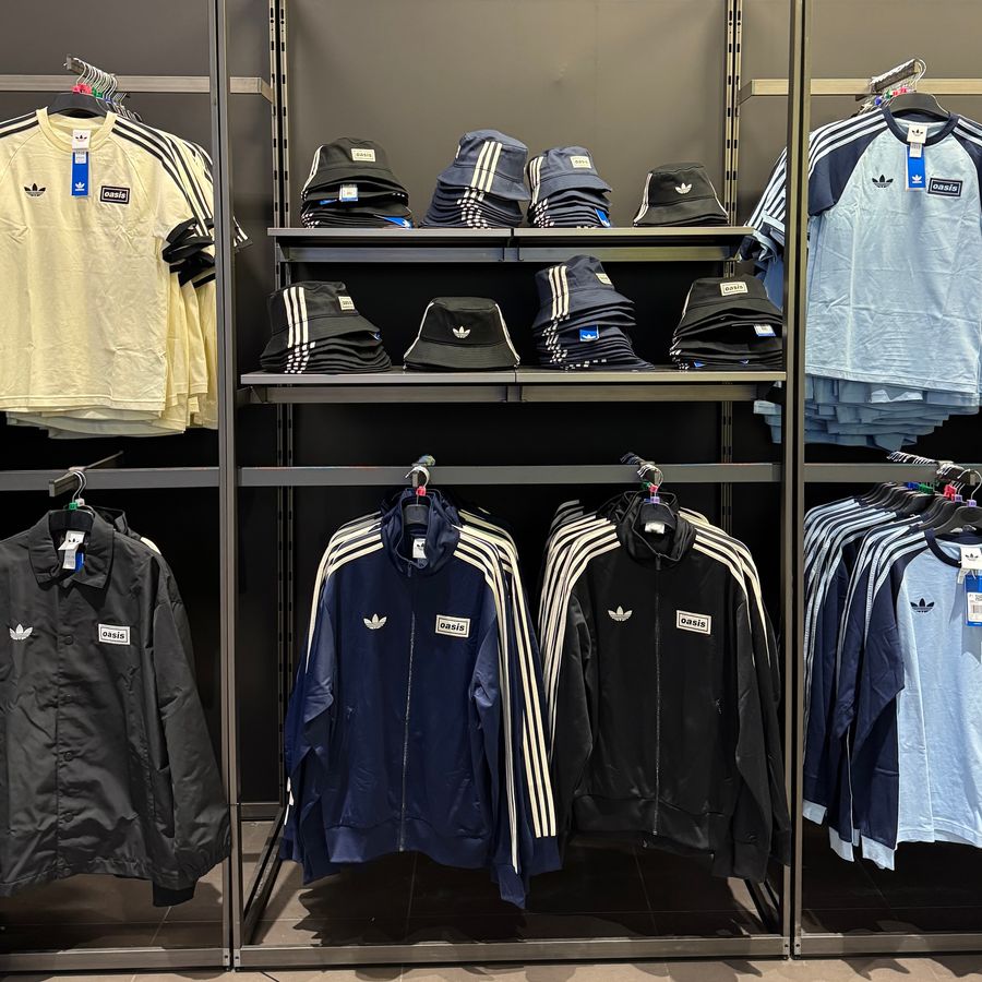 Oasis fans queue up at Birmingham Bullring as the band's pop up shop ...