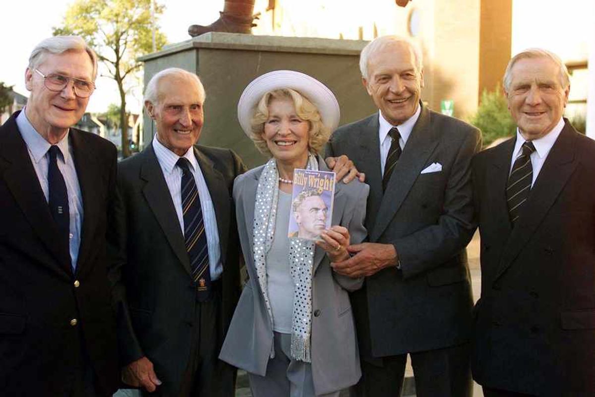 Joy Beverley, widow of Wolves legend Billy Wright, dies at 91 | Express ...
