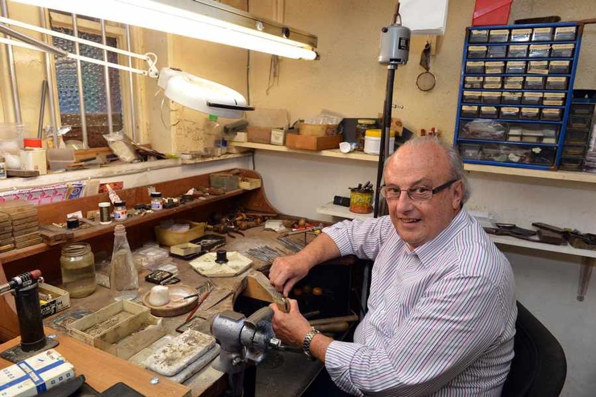 Wolverhampton jeweller locks up for last time after 47 years | Express ...