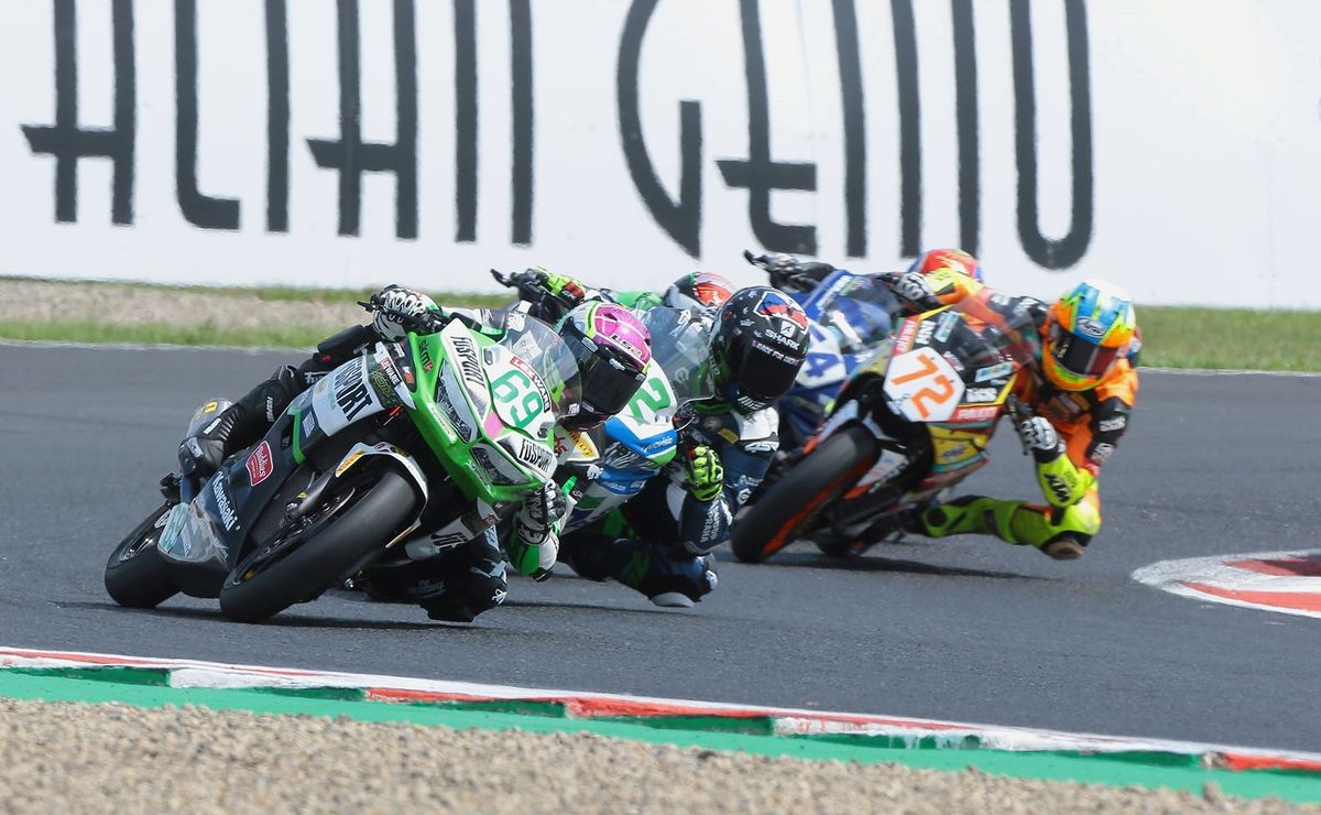 Booth-Amos closes in on the championship leader while Davies struggles ...