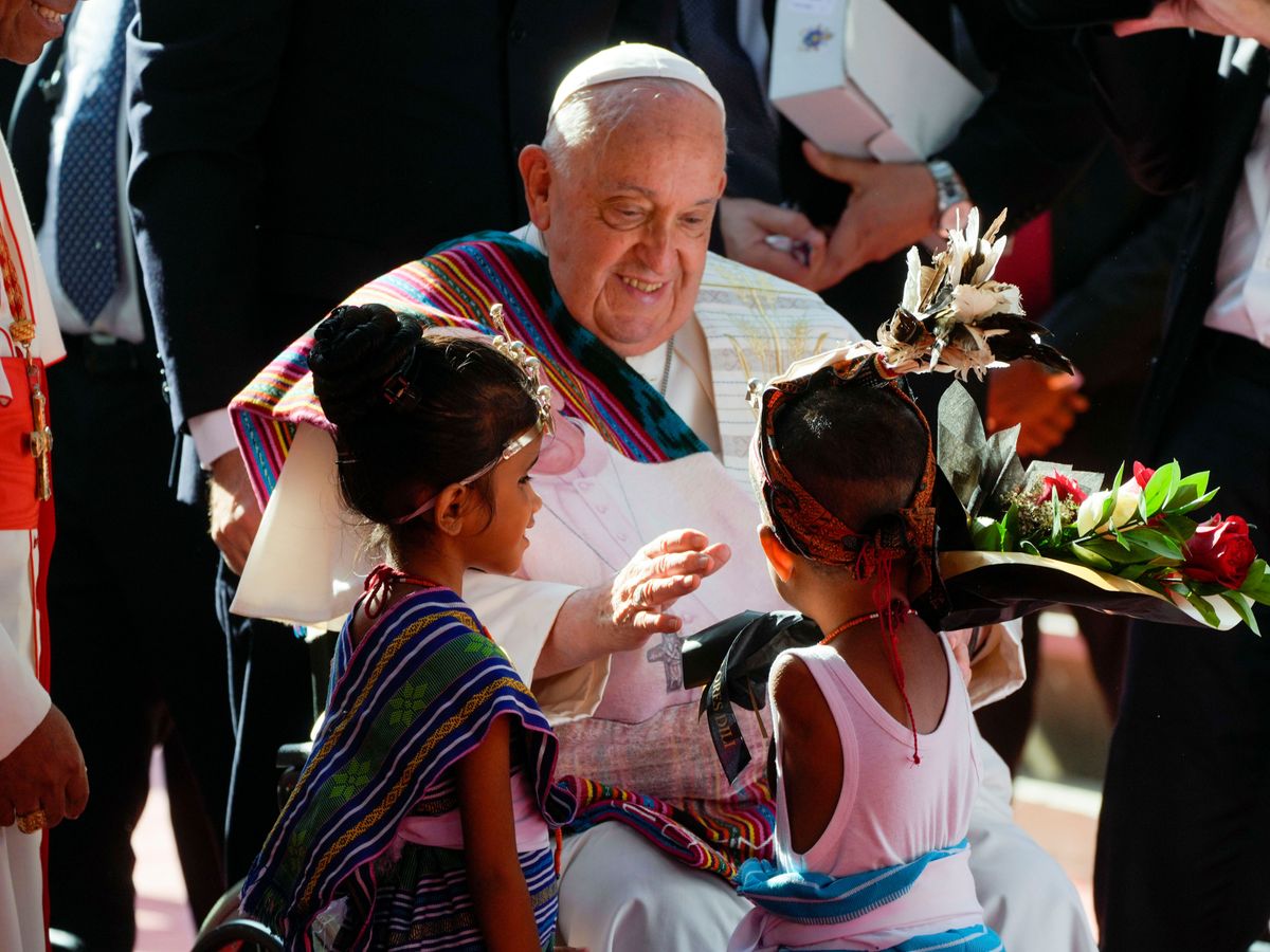Crowds flock to Pope Francis’ seaside mass in East Timor | Express & Star