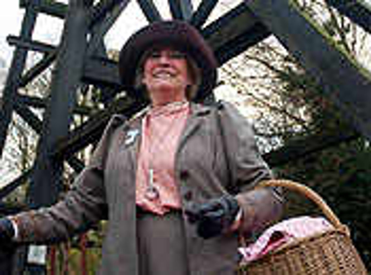 Hard toil for Land Girl sister | Express & Star