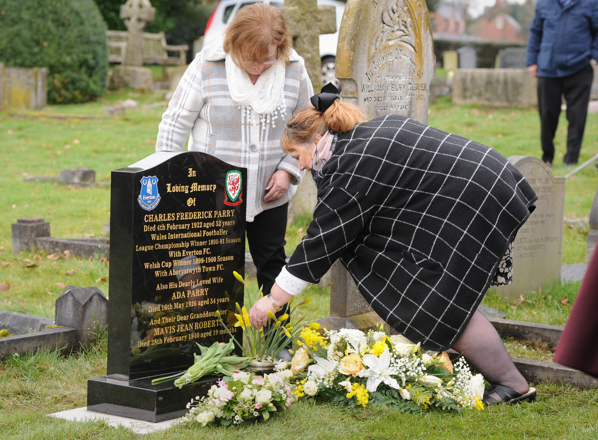 Watch: Headstone unveiled in Oswestry for former Everton hero Charlie ...