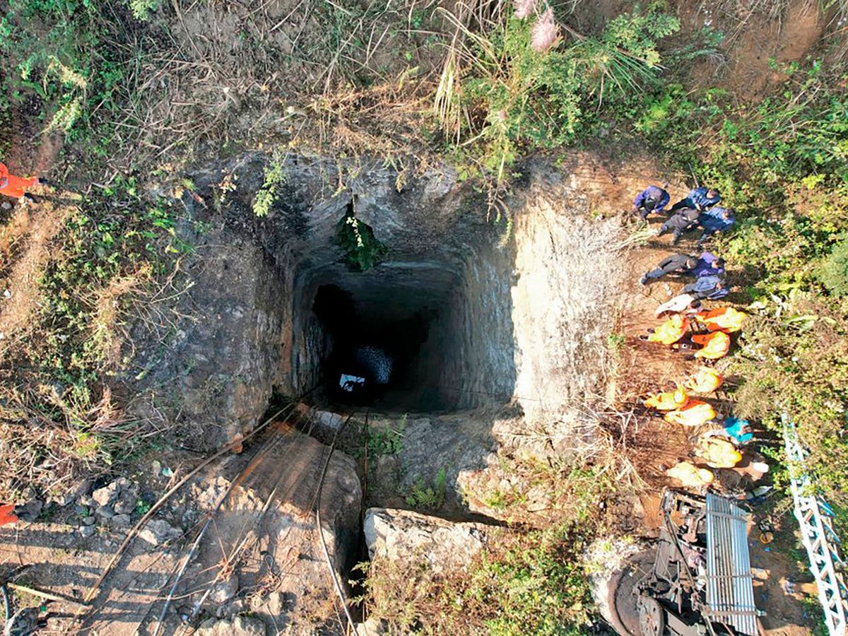 Divers retrieve body in search for miners trapped in flooded shaft ...