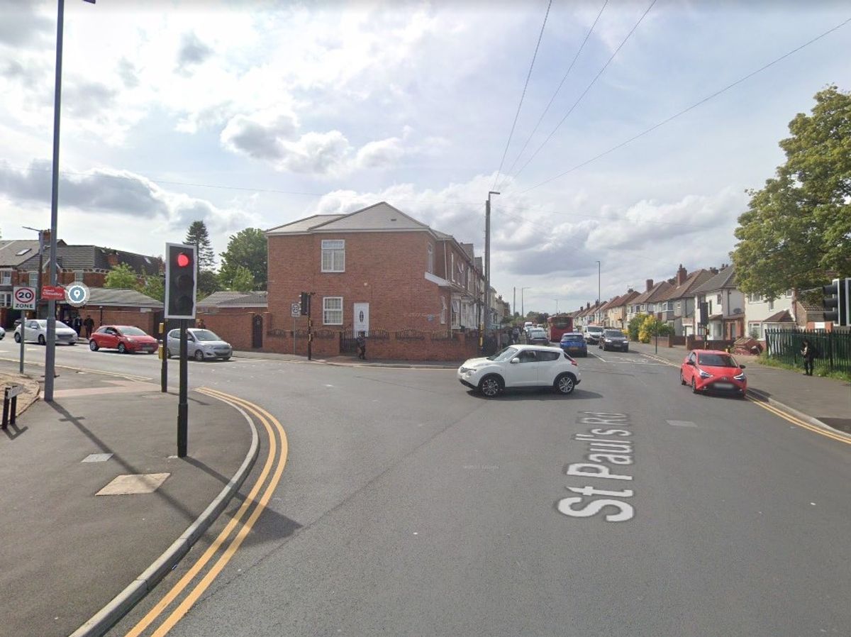 Road sealed off in Smethwick as police hunted wanted man | Express & Star