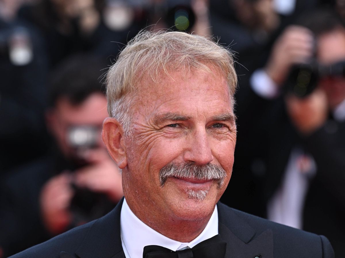 Kevin Costner slept in camper van parked near a phone box before making ...