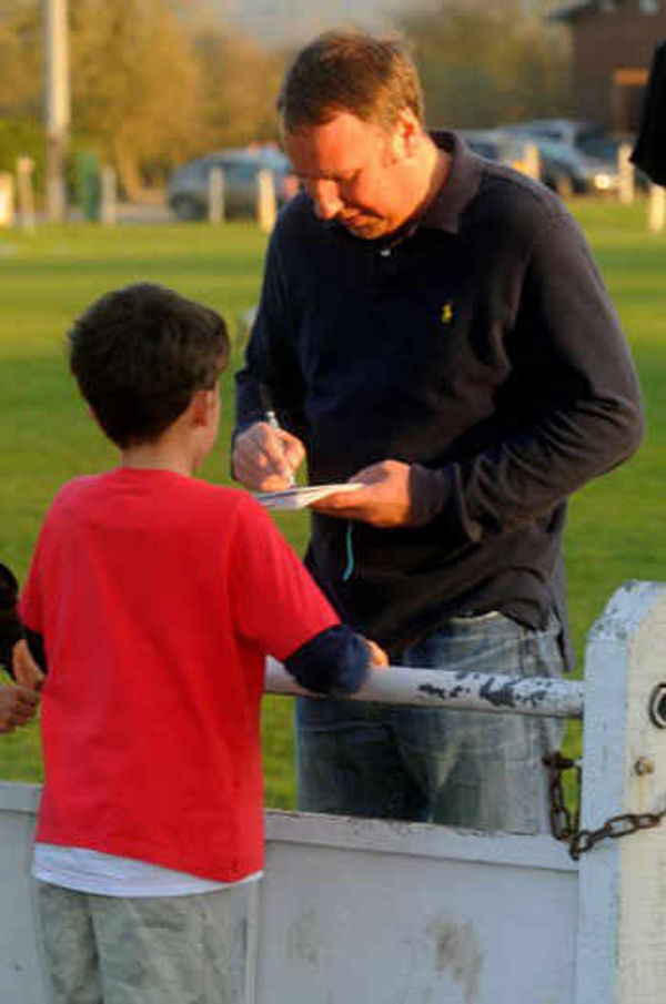 Chris Kamara and Paul Merson turn out for Welshpool | Shropshire Star