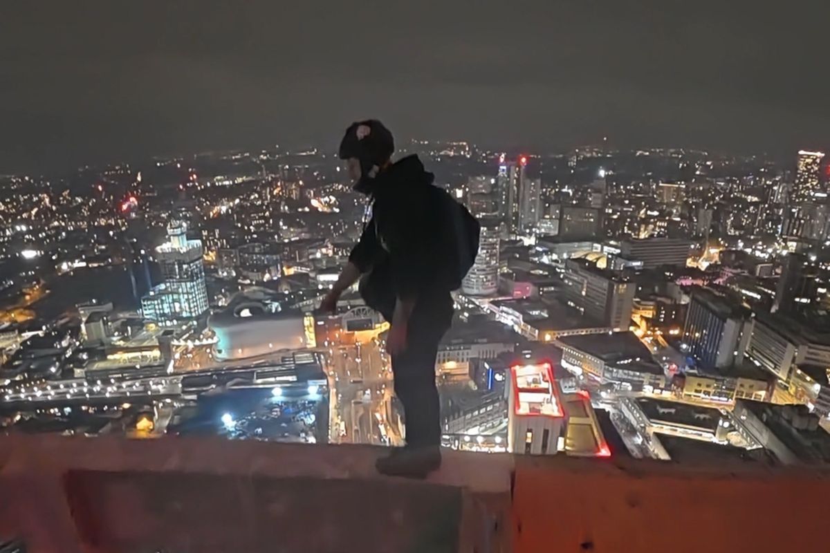 The heartstopping moment a daredevil base jumper parachutes off a 500ft ...
