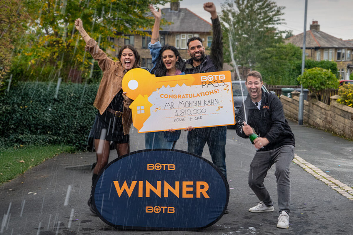 Delivery driver wins £810,000 dream home and car in £1 BOTB prize draw ...