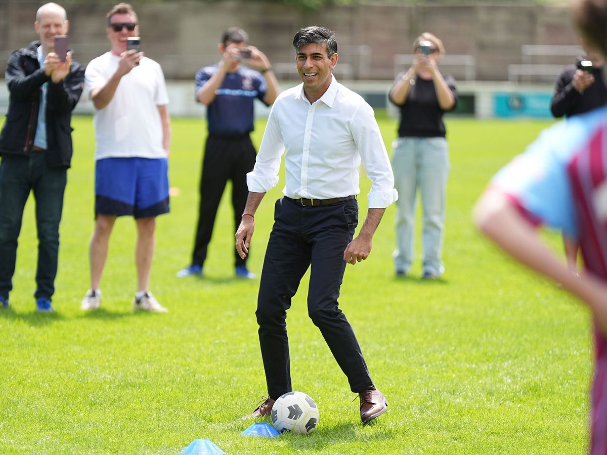 Sunak shows off his football skills with young players on campaign ...