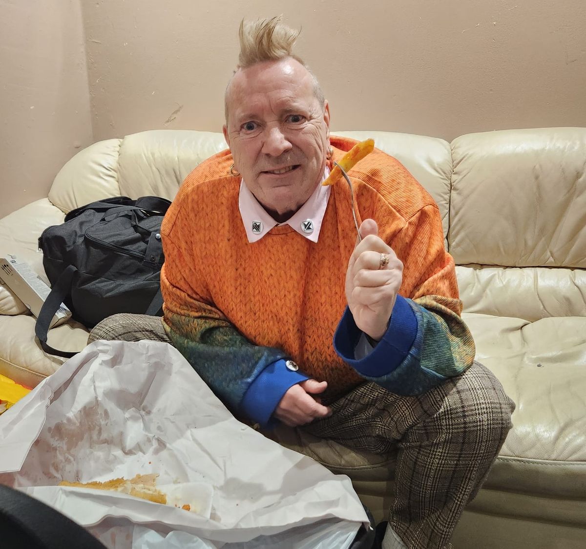 'The chips are the same colour as my jumper!' Johnny Rotten spotted in ...