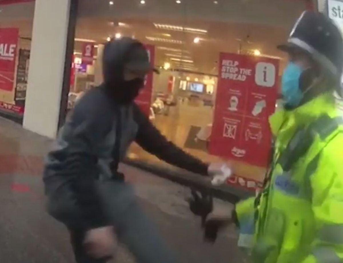 See the moment fugitive armed robber attacks officers after coming out ...