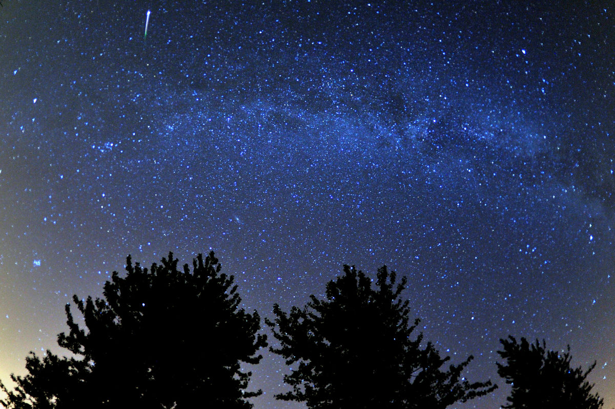 Spectacular moment meteor shower lights up sky ahead of rare ‘smiley ...