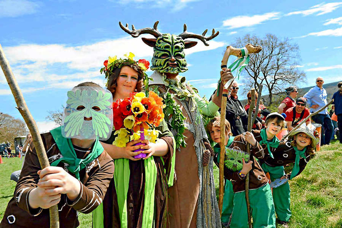 Hundreds see triumph of Green Man on Clun Bridge | Shropshire Star