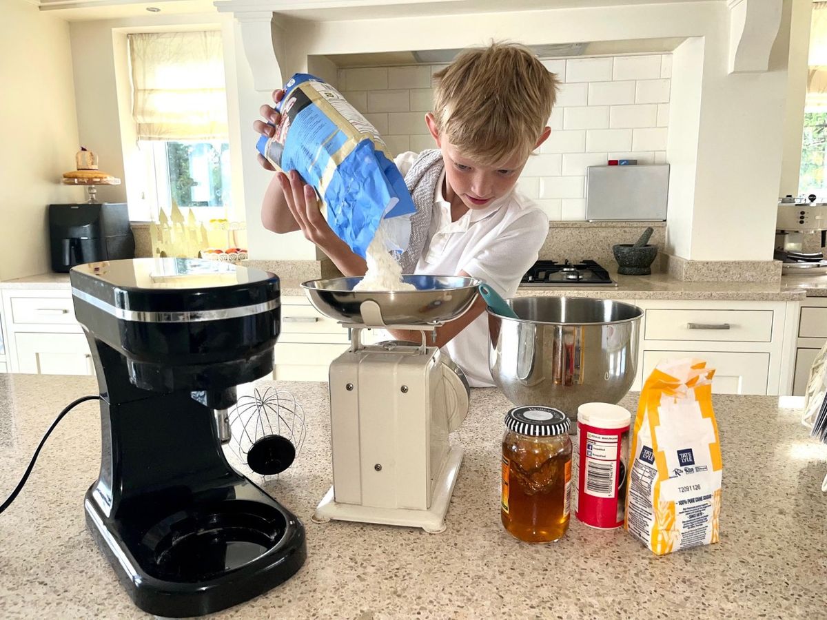 Sam creates the 'Elizabeth Sponge' in tribute to the Queen - with a nod ...