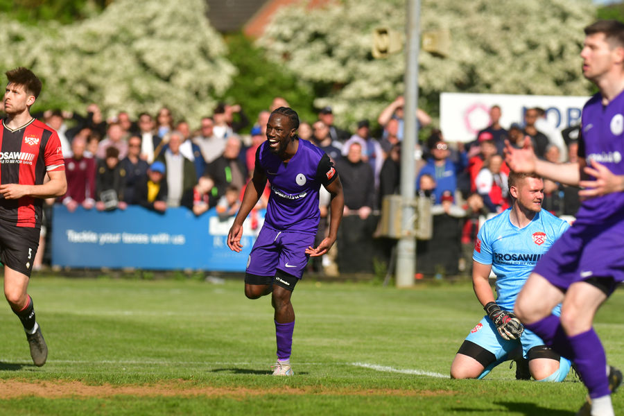 Play-off final - Kettering 2 AFC Telford United 4: Bucks promoted on ...