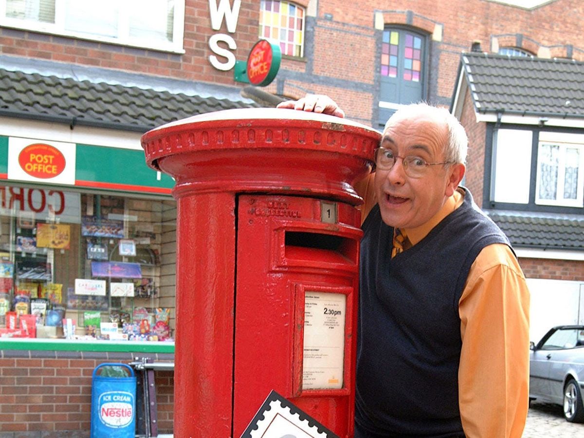 Coronation Street stars and fans bid farewell to soap character Norris ...