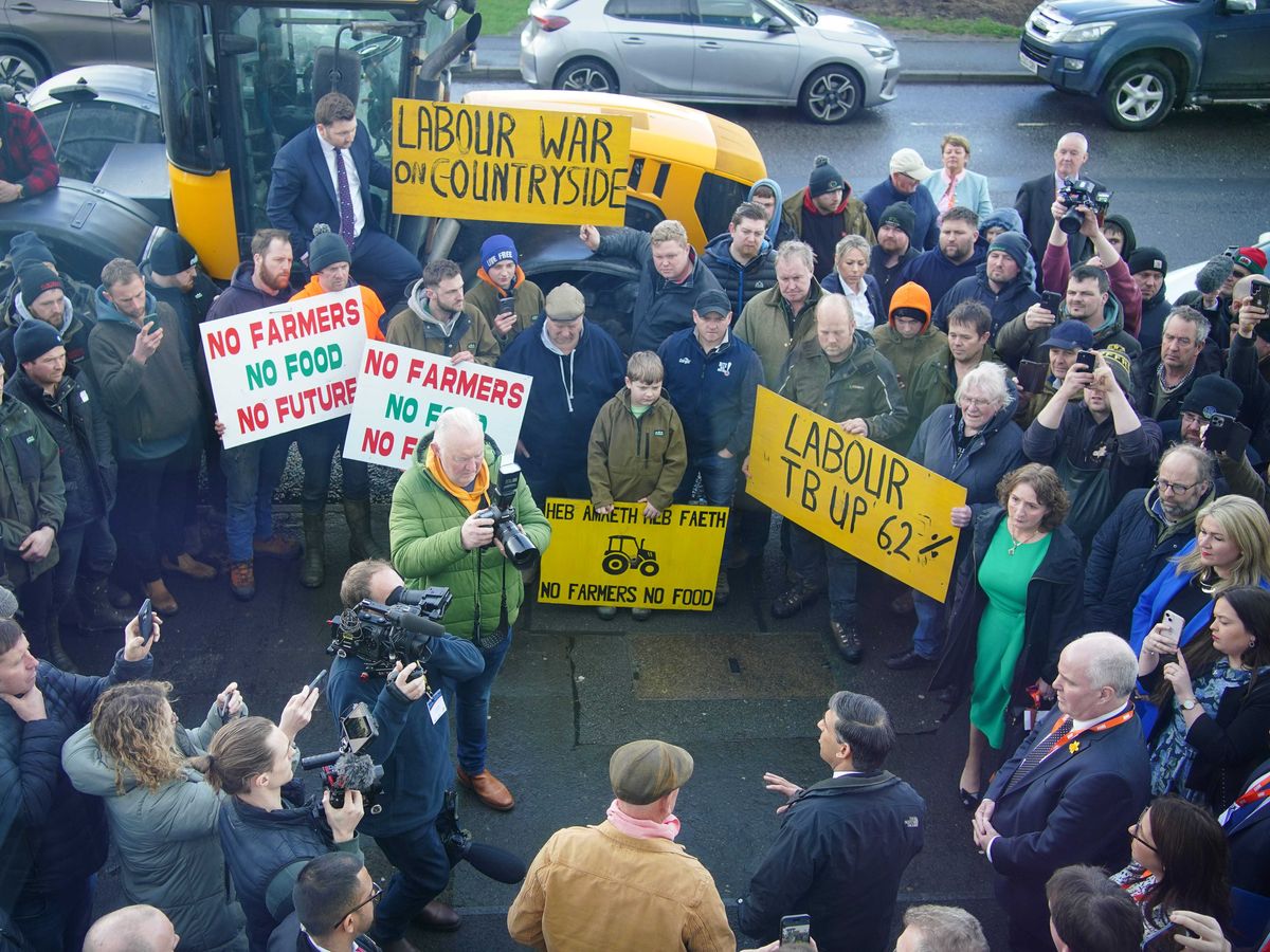 PM offers support from farmers protesting against Welsh Labour ...