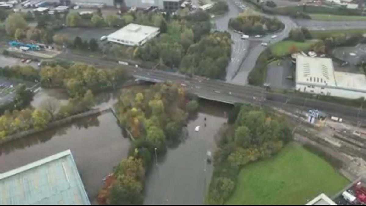 'Several' fire crews tackling 'major flood' affecting Wednesbury ...