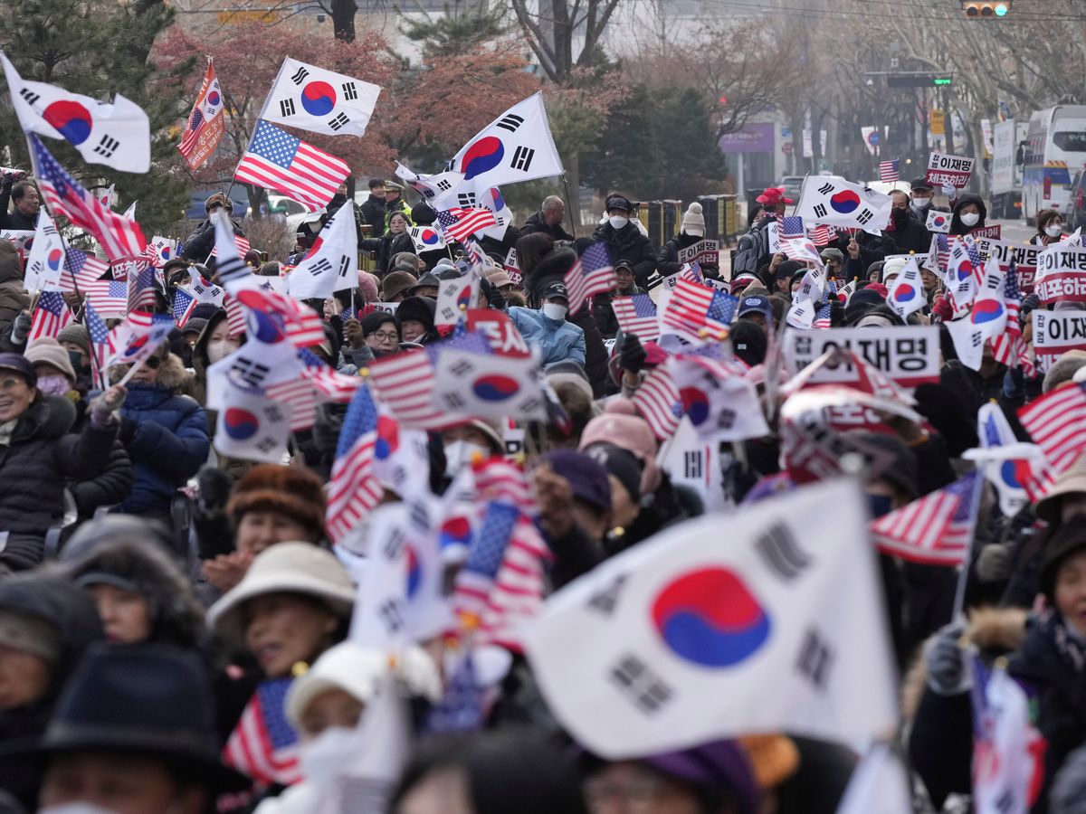 Top aide of impeached South Korean president urges end to detention ...