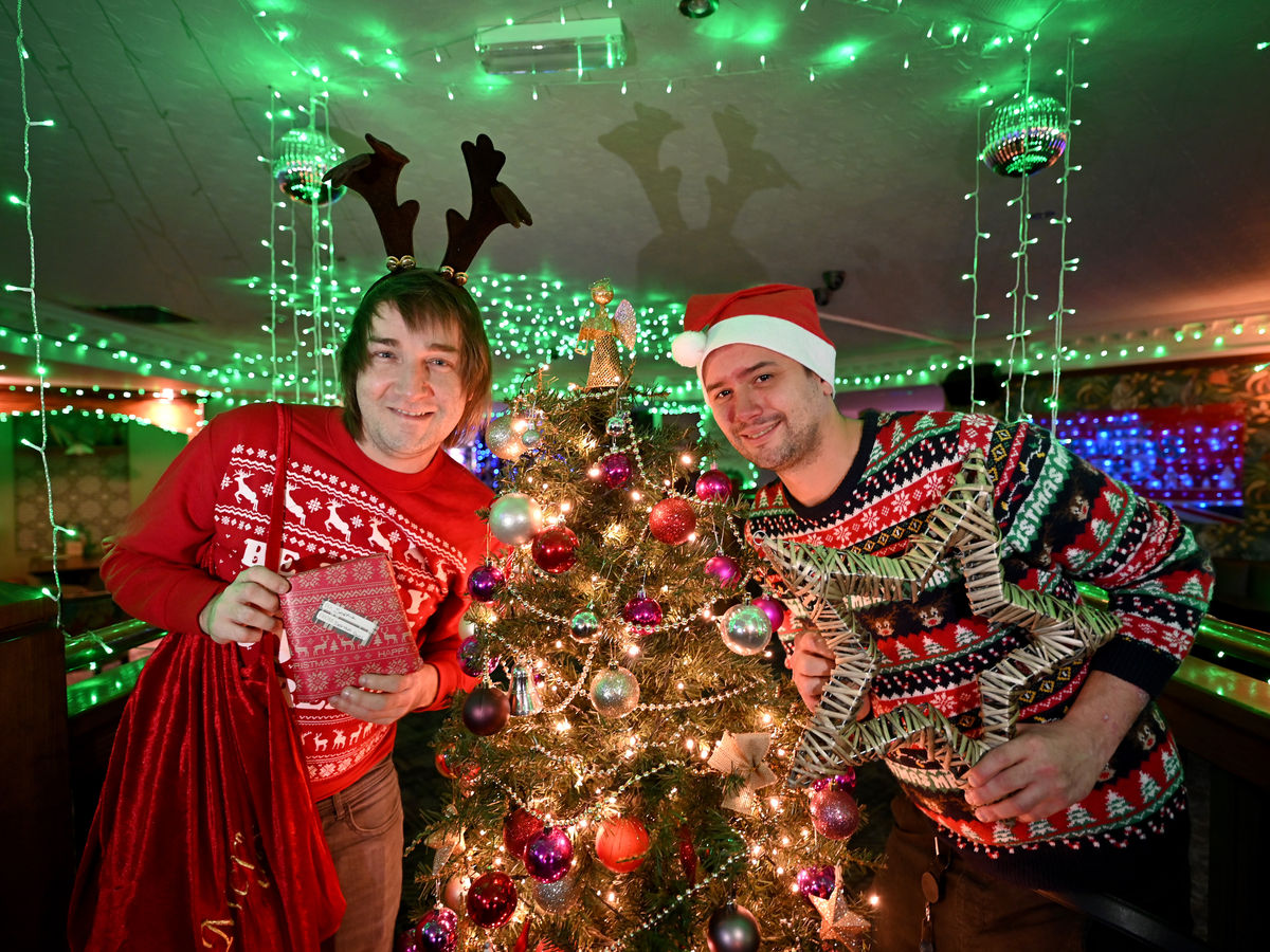 Walsall pub lights up for bright way to celebrate festive season ...