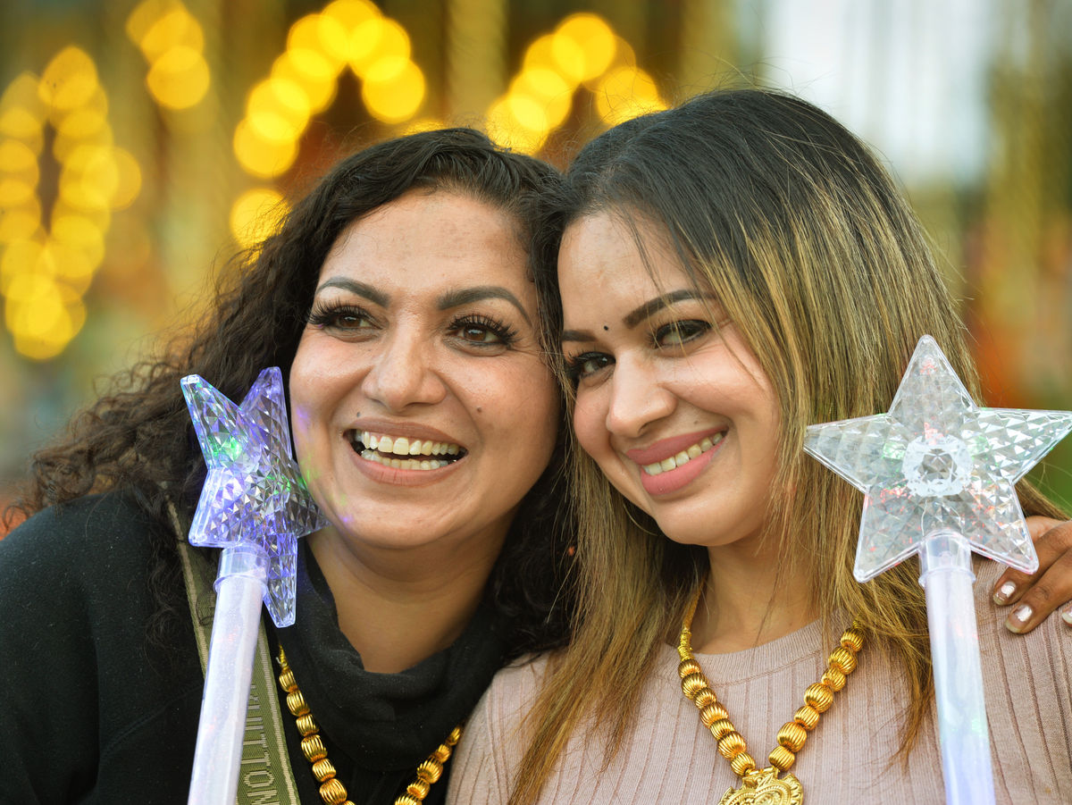 More than 10,000 turn out for Diwali event in Wolverhampton | Express ...