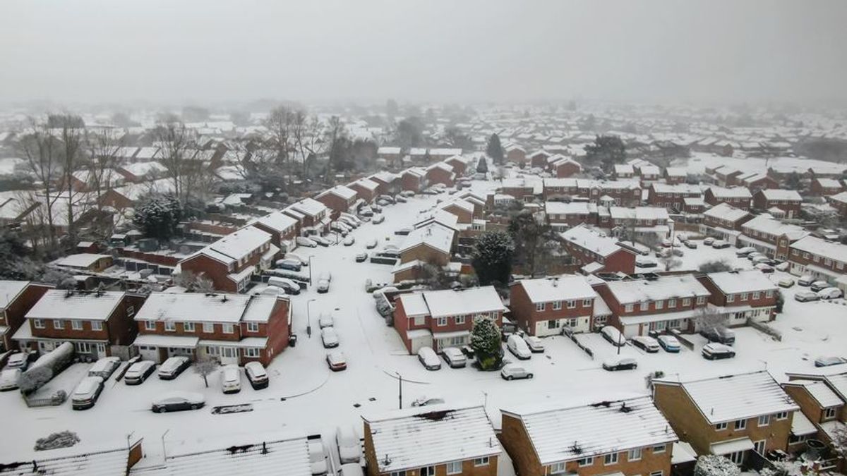 WATCH: Drone footage shows Wolverhampton snow from the air | Express & Star