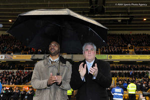 Tributes paid to Wolves legend Bert Williams at Bristol City game ...