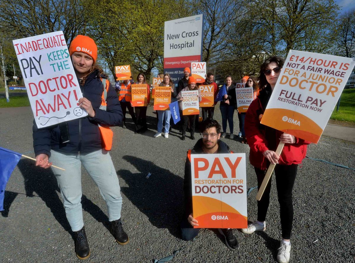 Government needs to start negotiations with junior doctors on a fair pay rise, says Black ...
