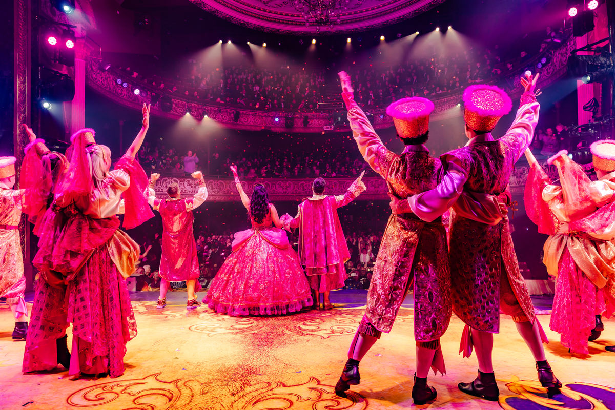 14 stunning behind-the-scenes photos of Wolverhampton Grand's ...