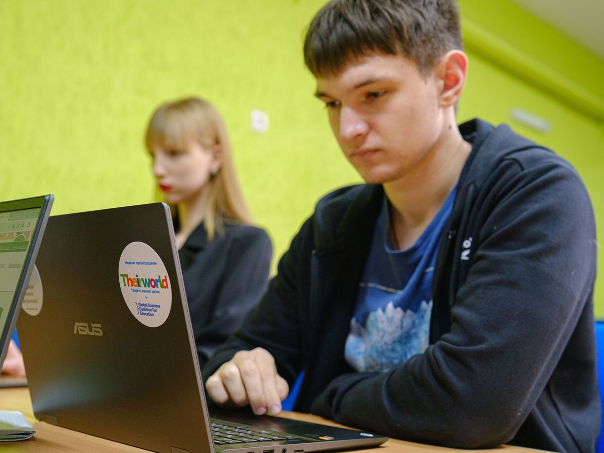 Sarah Brown’s charity sends laptops to Ukraine to help senior pupils sit exam | Express & Star