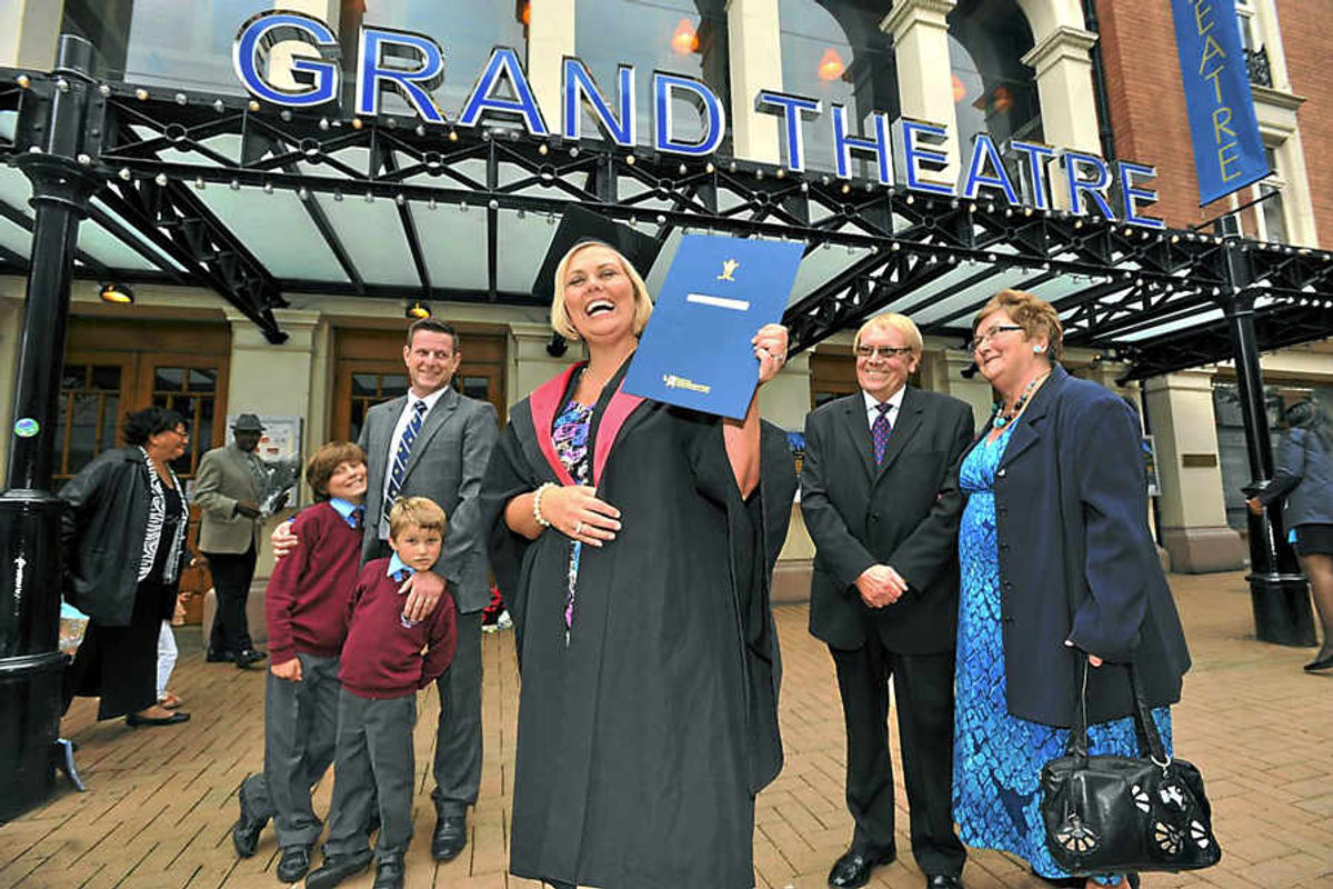 George Medal heroine Lisa Potts receives degree | Express & Star