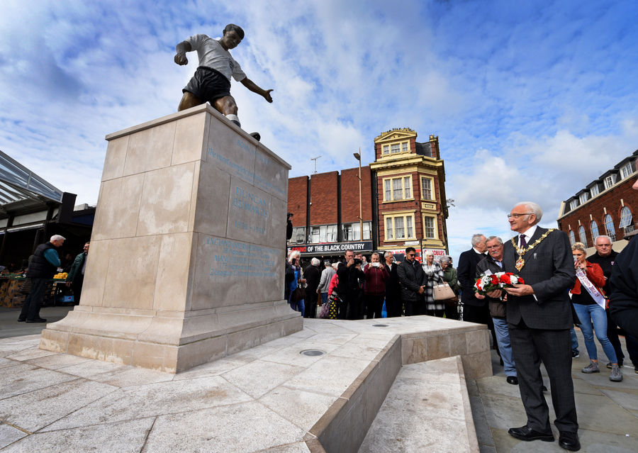 Peace field will honour Dudley football hero Duncan Edwards | Express ...