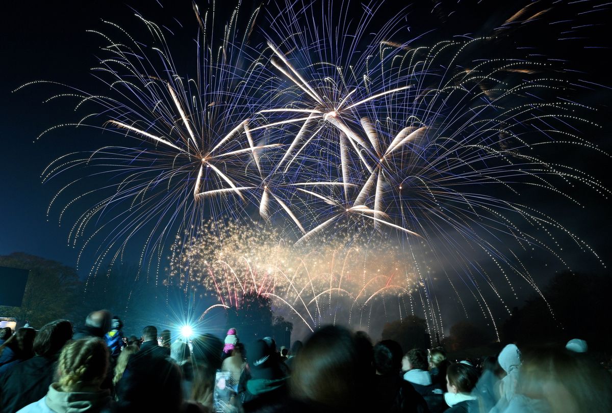 Watch: Sold-out fireworks extravaganza at Himley Hall provides banging ...
